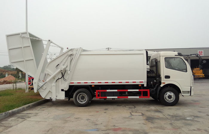 RHD 4X2 Garbage Collection Truck , Commercial Trash Compactor Truck 6CBM