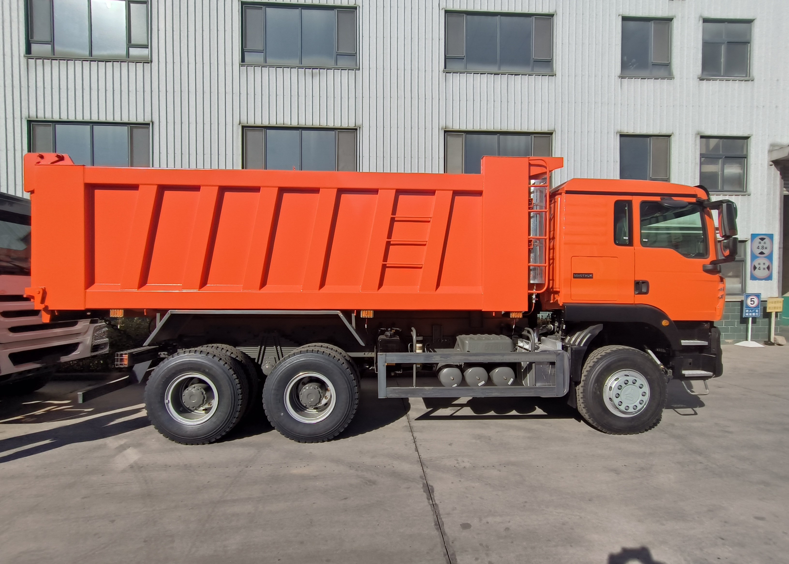 Orange Sinotruk Howo 6 X 4 Tipper Dump Truck New 371HP LHD
