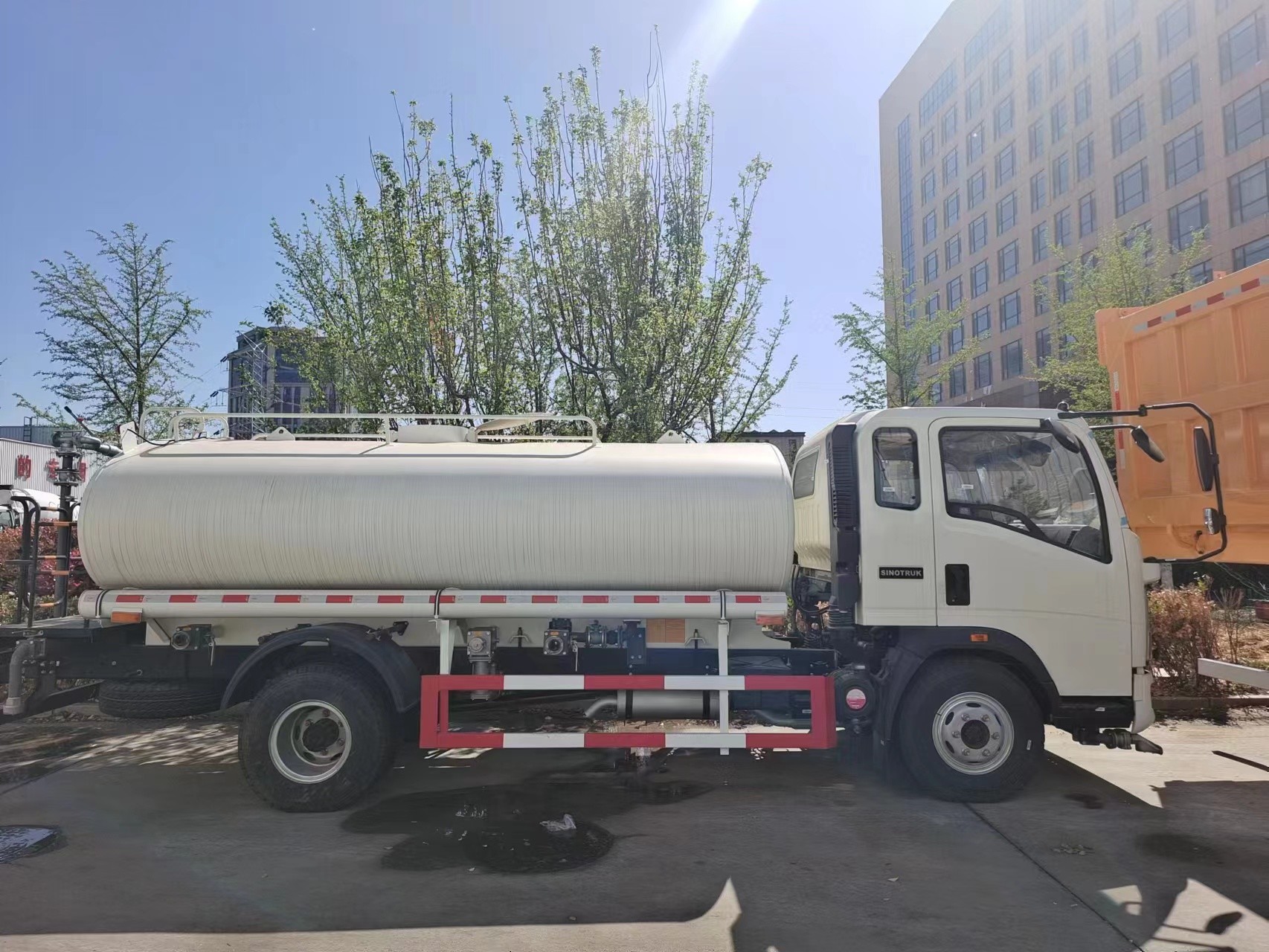 SINOTRUK Light Water Tank Truck LHD 5-8CBM Spraying Range Wide