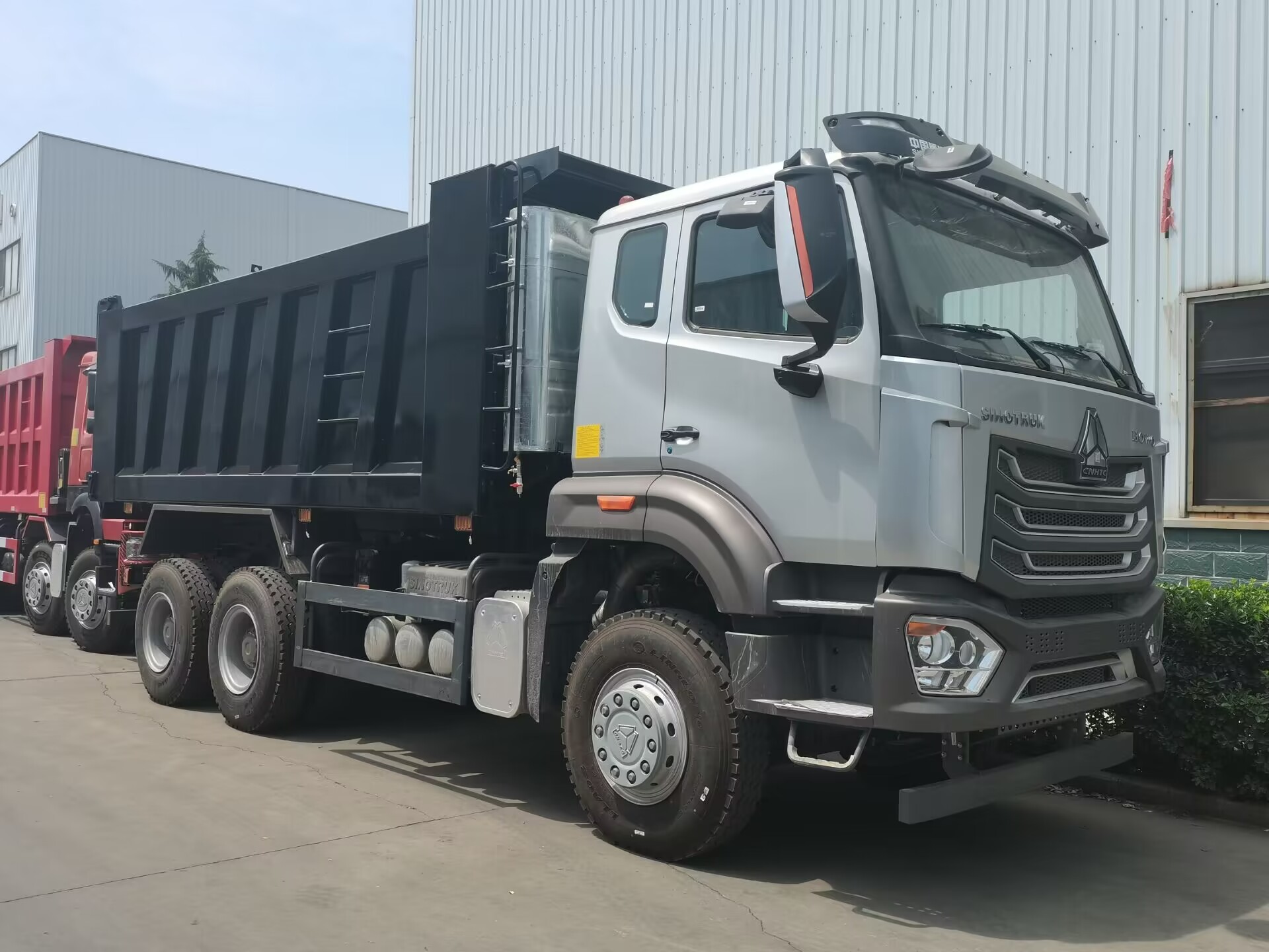 SINOTRUK HOWO N7 Cab Tipper Dump Truck LHD 6X4 400HP Diamond Silver
