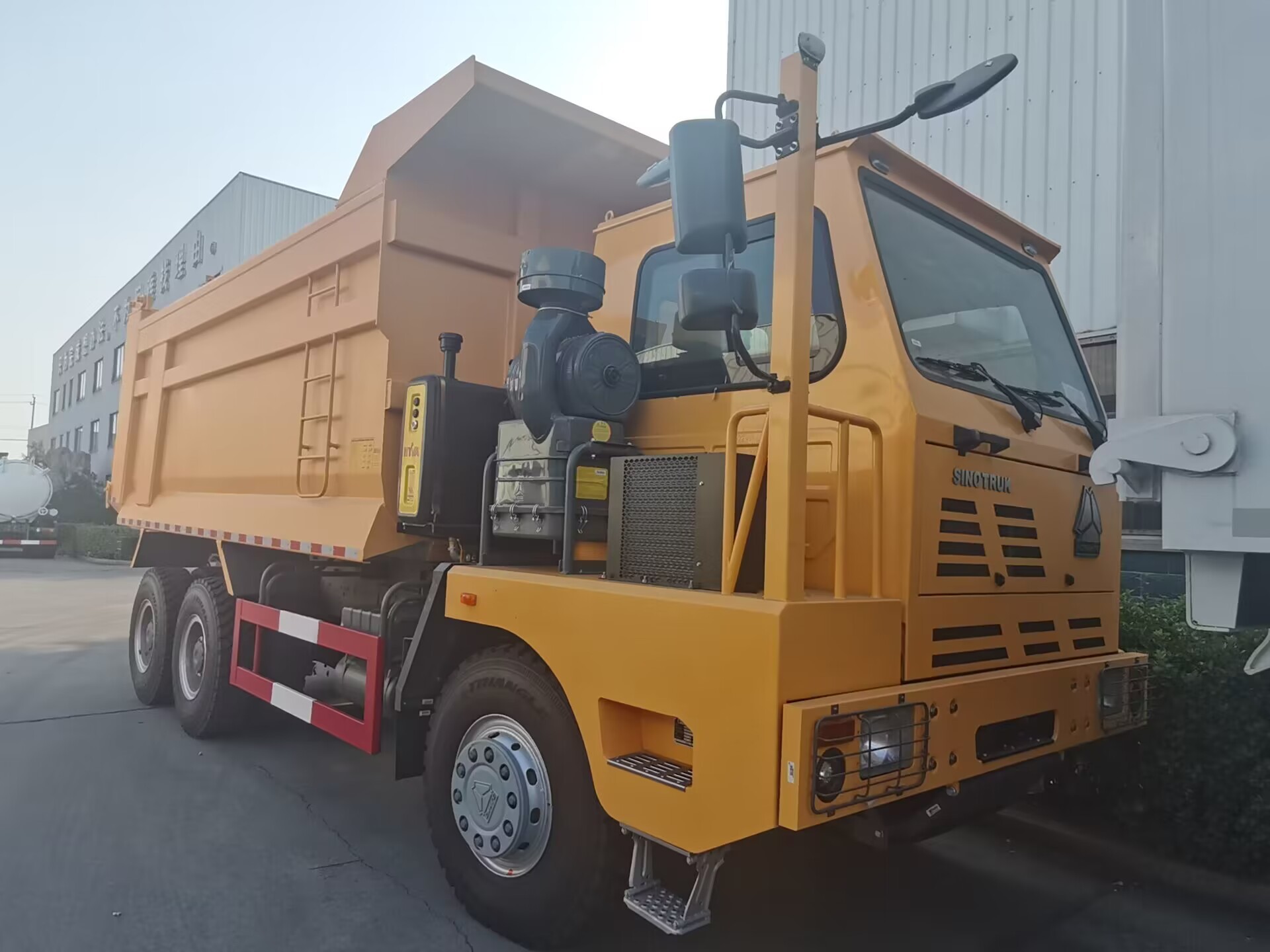 SINOTRUK Heavy Duty Tipper Dump Truck LHD With Unilateral High Strength ...