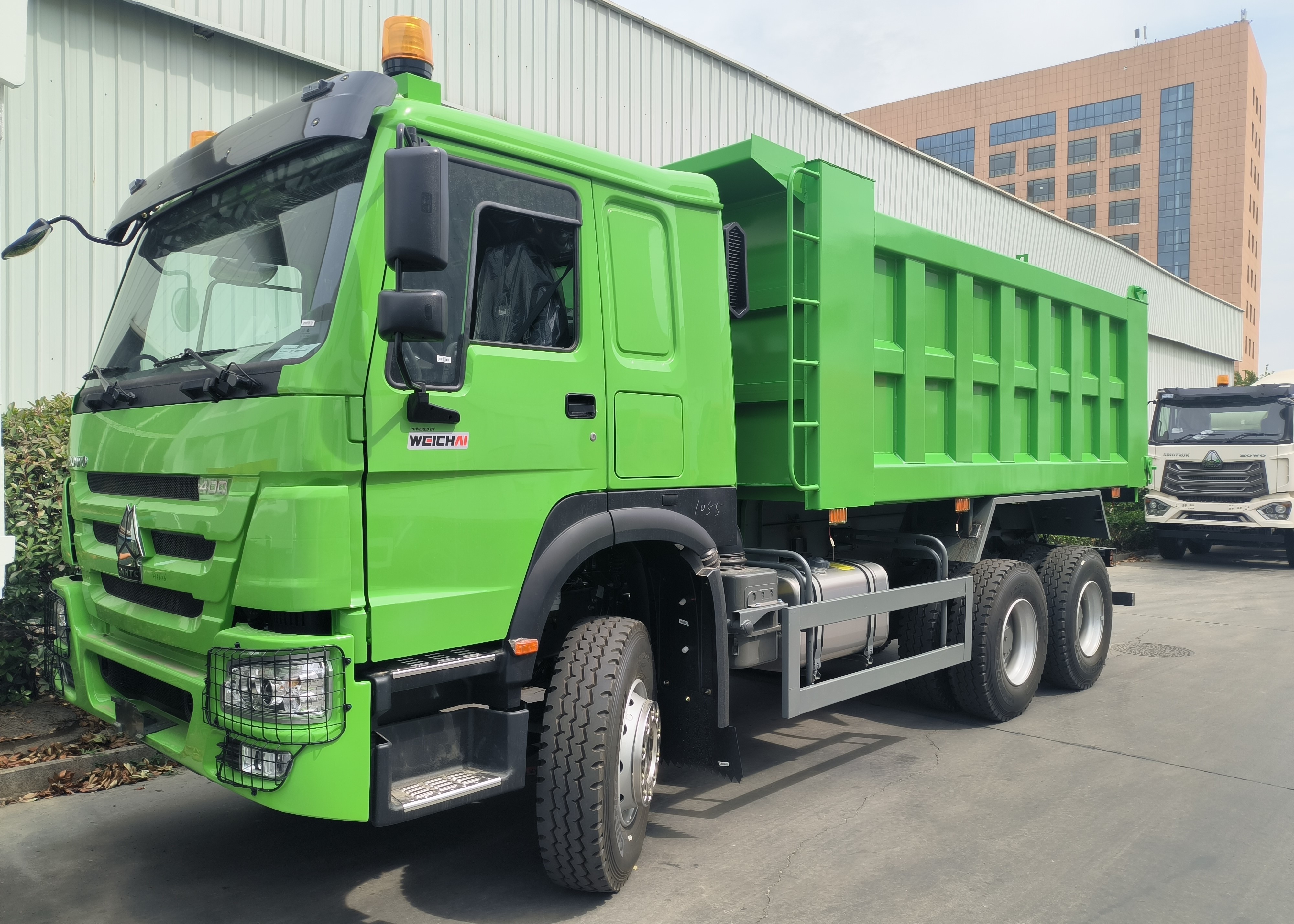 Sinotruk Howo Tipper Dump Truck Weichai 400Hp 6 × 4 Lhd Green Middle ...