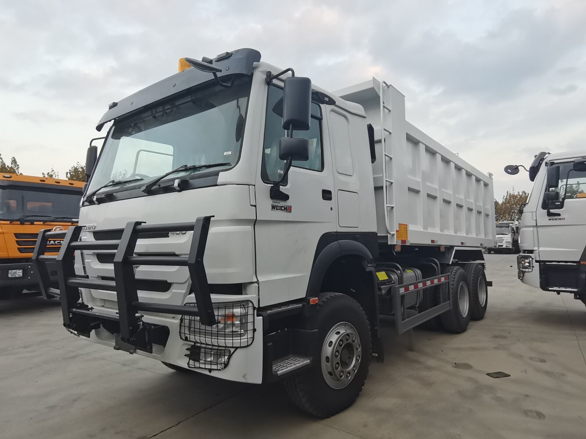 SINOTRUK HOWO 400HP Tipper Dump Truck For Construction A7 Military ...
