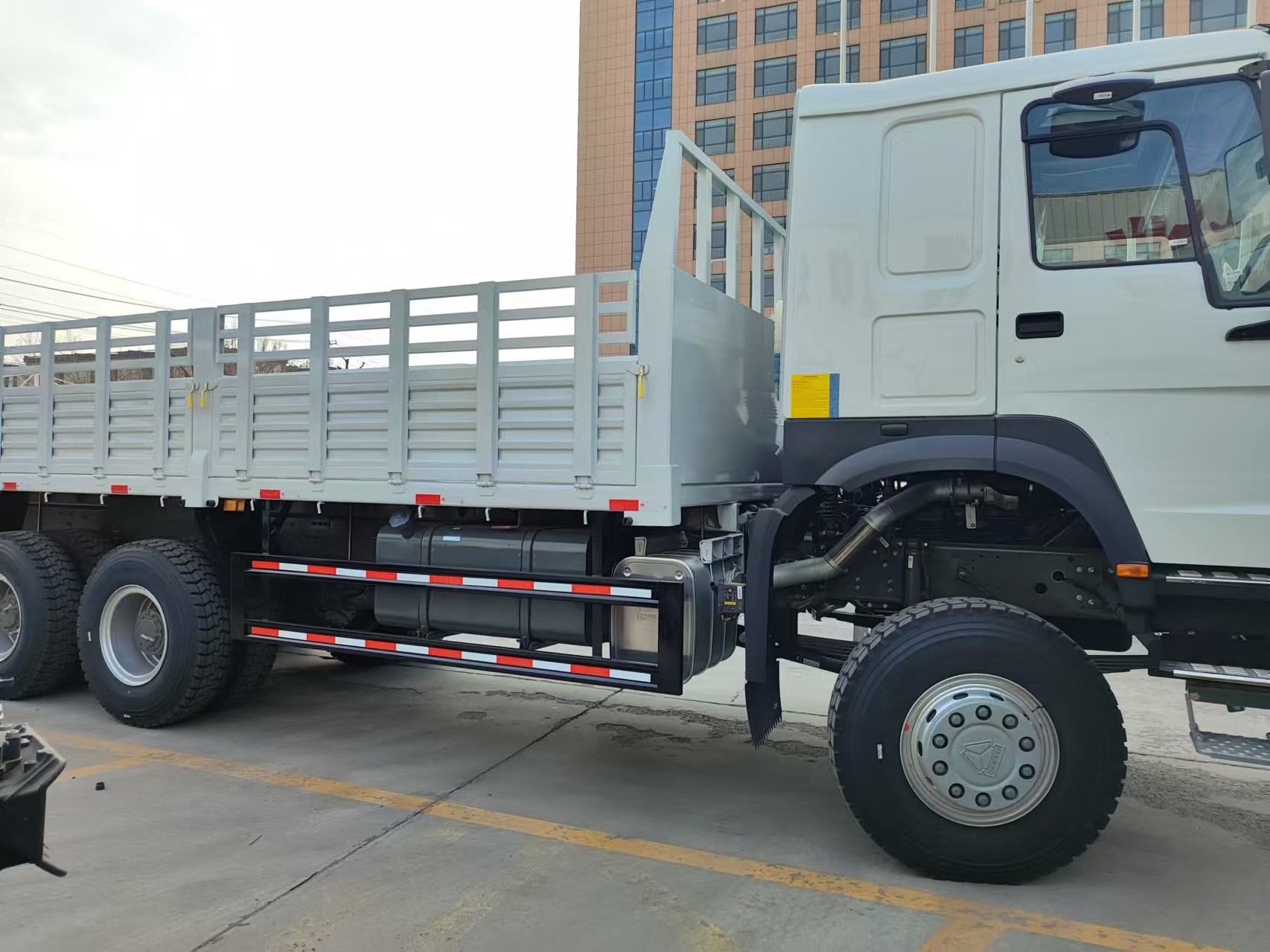 Howo Full Drive Cargo Box Truck 400 HP 4 Axle