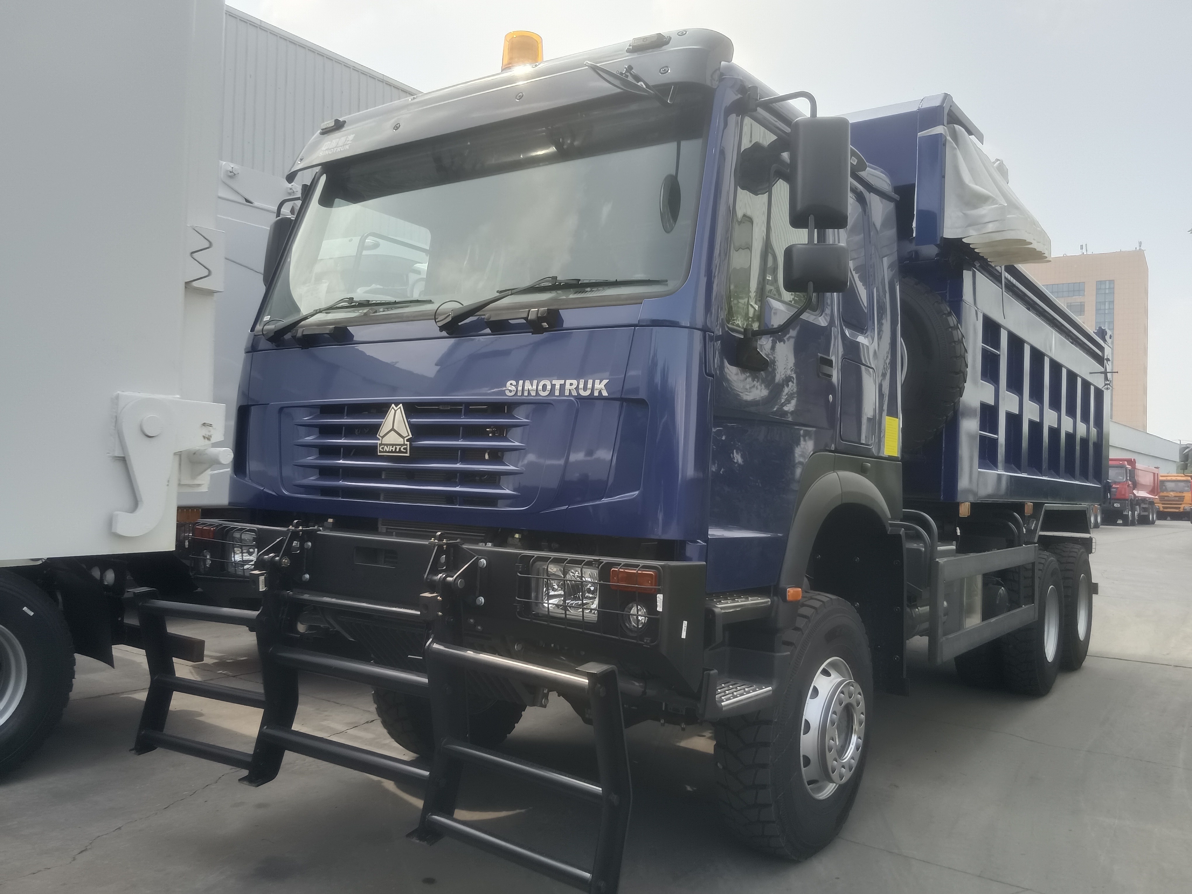 SINOTRUK HOWO Ghost Face Tipper Dump Truck LHD 6×4 371HP 20CBM