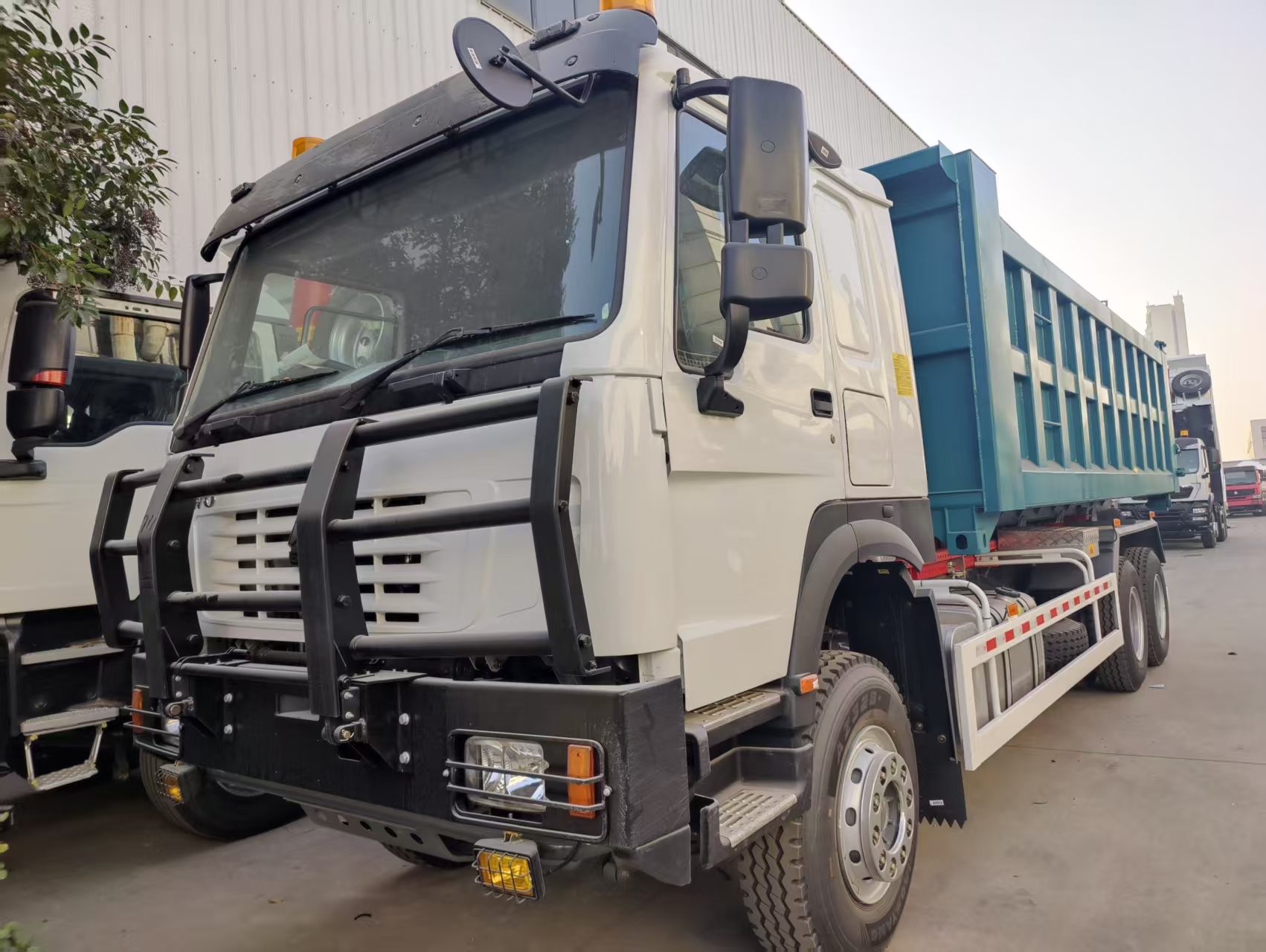 20-Ton HYVA Hook-Arm Garbage Truck with 43-Wheelbase